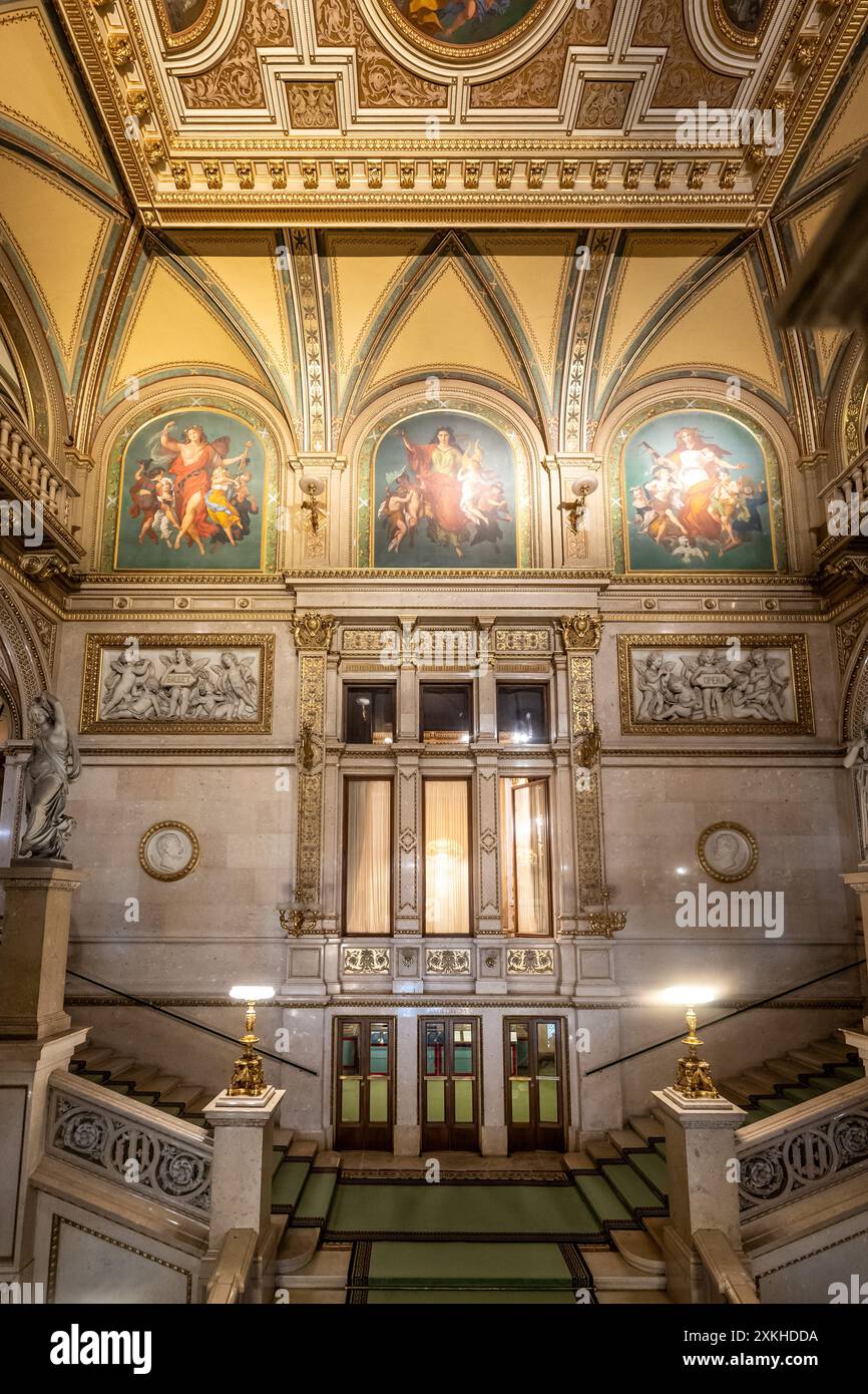 Interior of the Vienna State Opera Stock Photo - Alamy