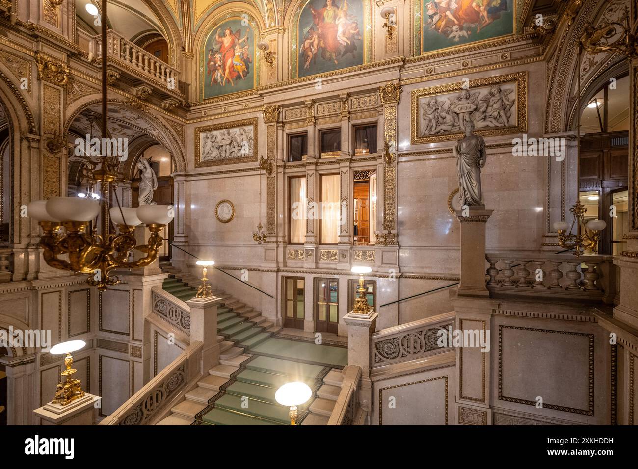 Interior of the Vienna State Opera Stock Photo - Alamy