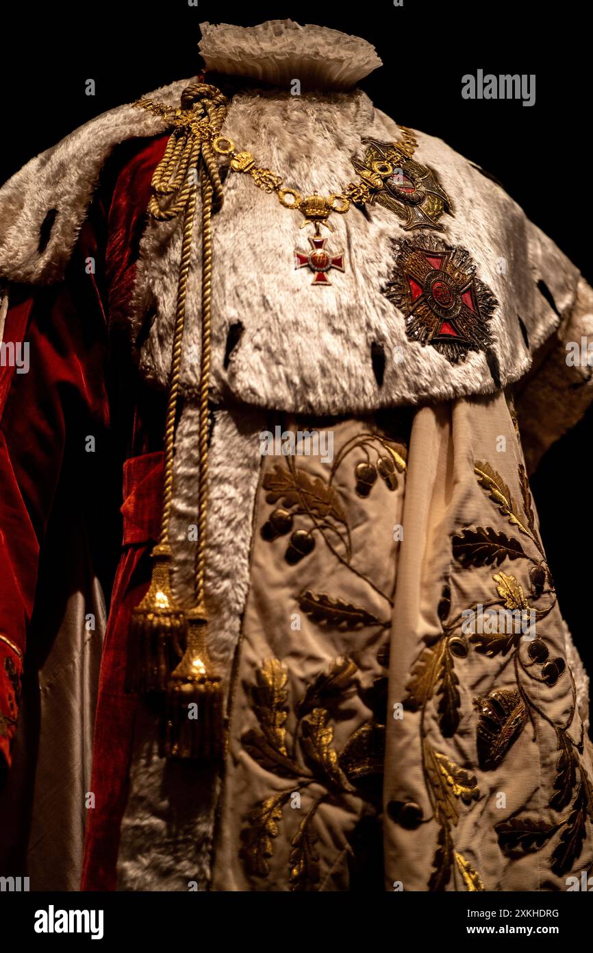 Royal robe ermine hi-res stock photography and images - Alamy