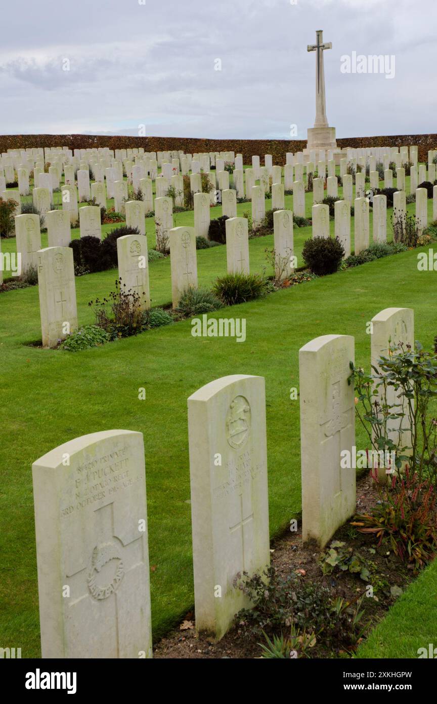 British wwi war cemetery headstones hi-res stock photography and images ...