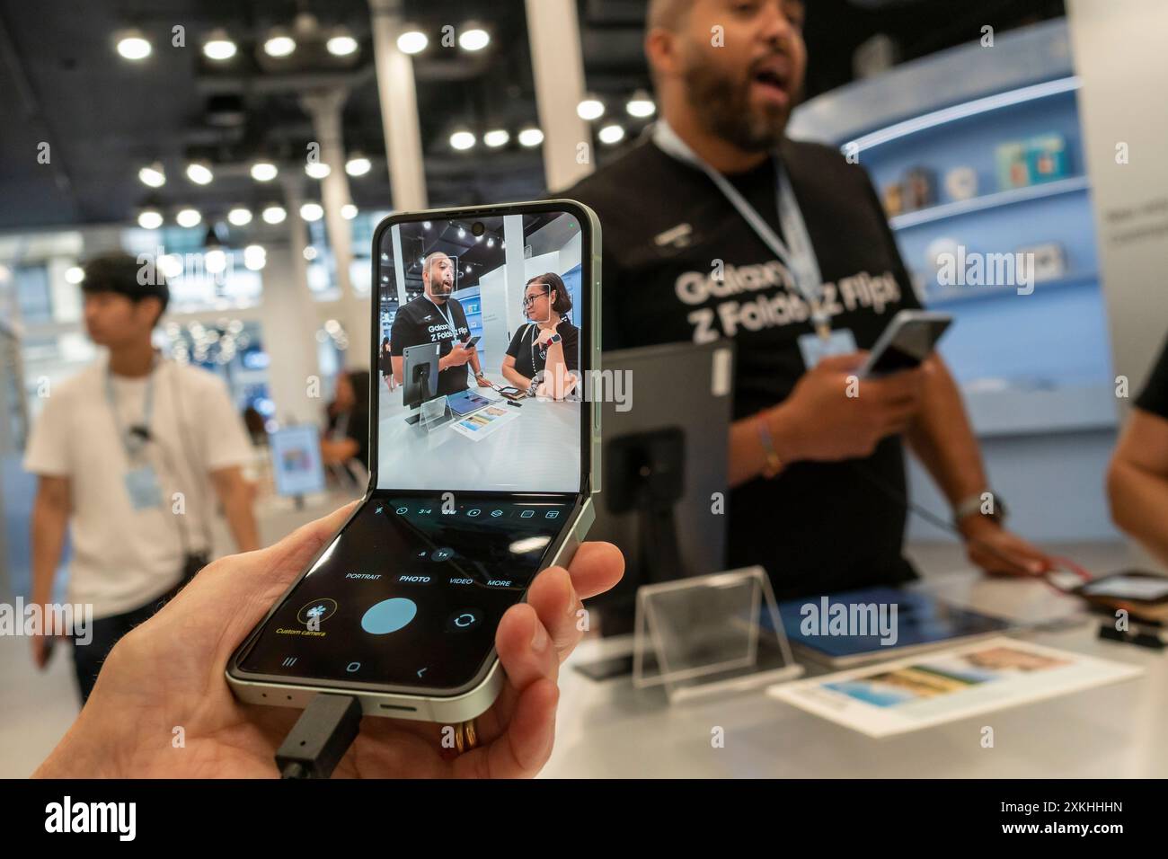 Samsung galaxy z flip6 hi-res stock photography and images - Alamy