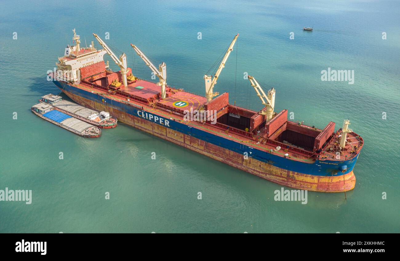 Bulk carrier CLIPPER KYTHIRA unloading cargoes (Halong). The cargo ship ...