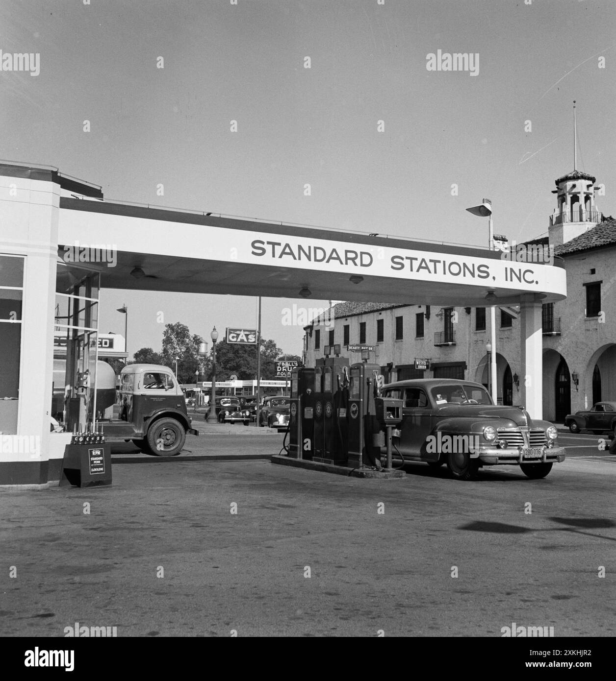 Standard gas station hi-res stock photography and images - Alamy