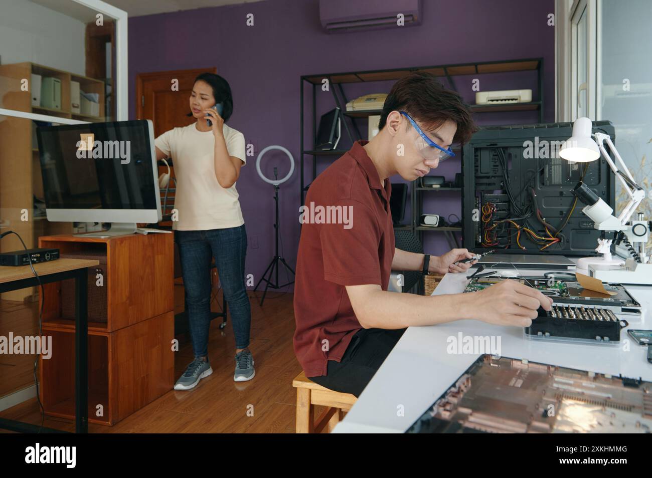 Master working broken laptop hi-res stock photography and images - Alamy