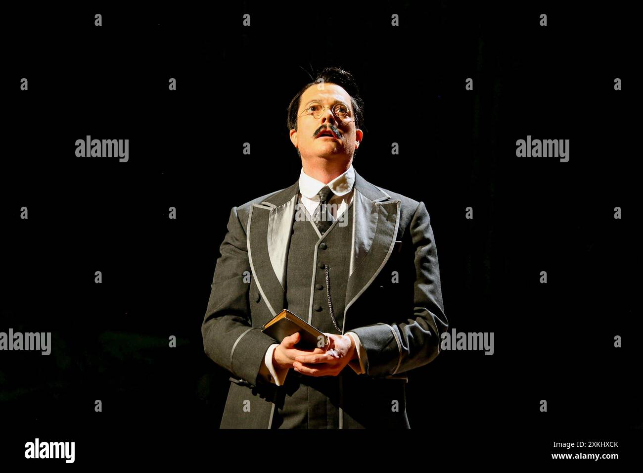 Toby Spence (M.K. Gandhi) in SATYAGRAHA at English National Opera ...
