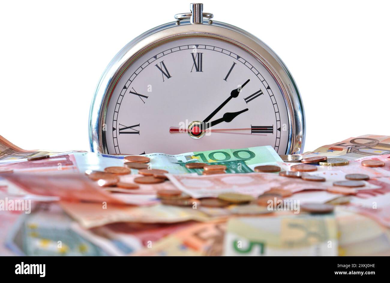 Zeit ist Geld, Geldscheine und Münzen im Hintergrund eine Uhr ...