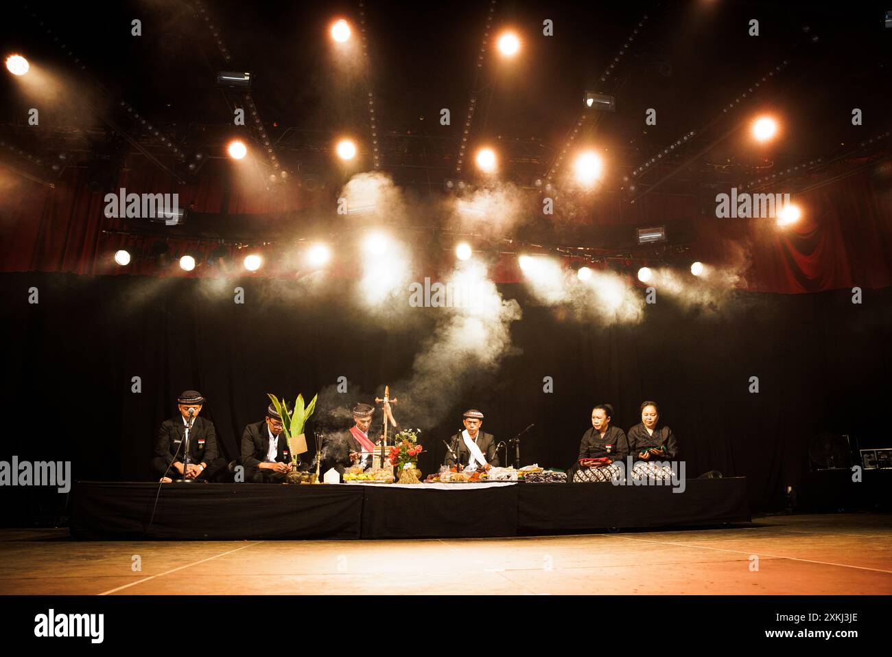 Tarawangsa sunda lugina band hi-res stock photography and images - Alamy