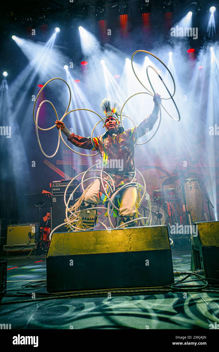 Dallas Arcand, First Nations hoop dancer Stock Photo - Alamy