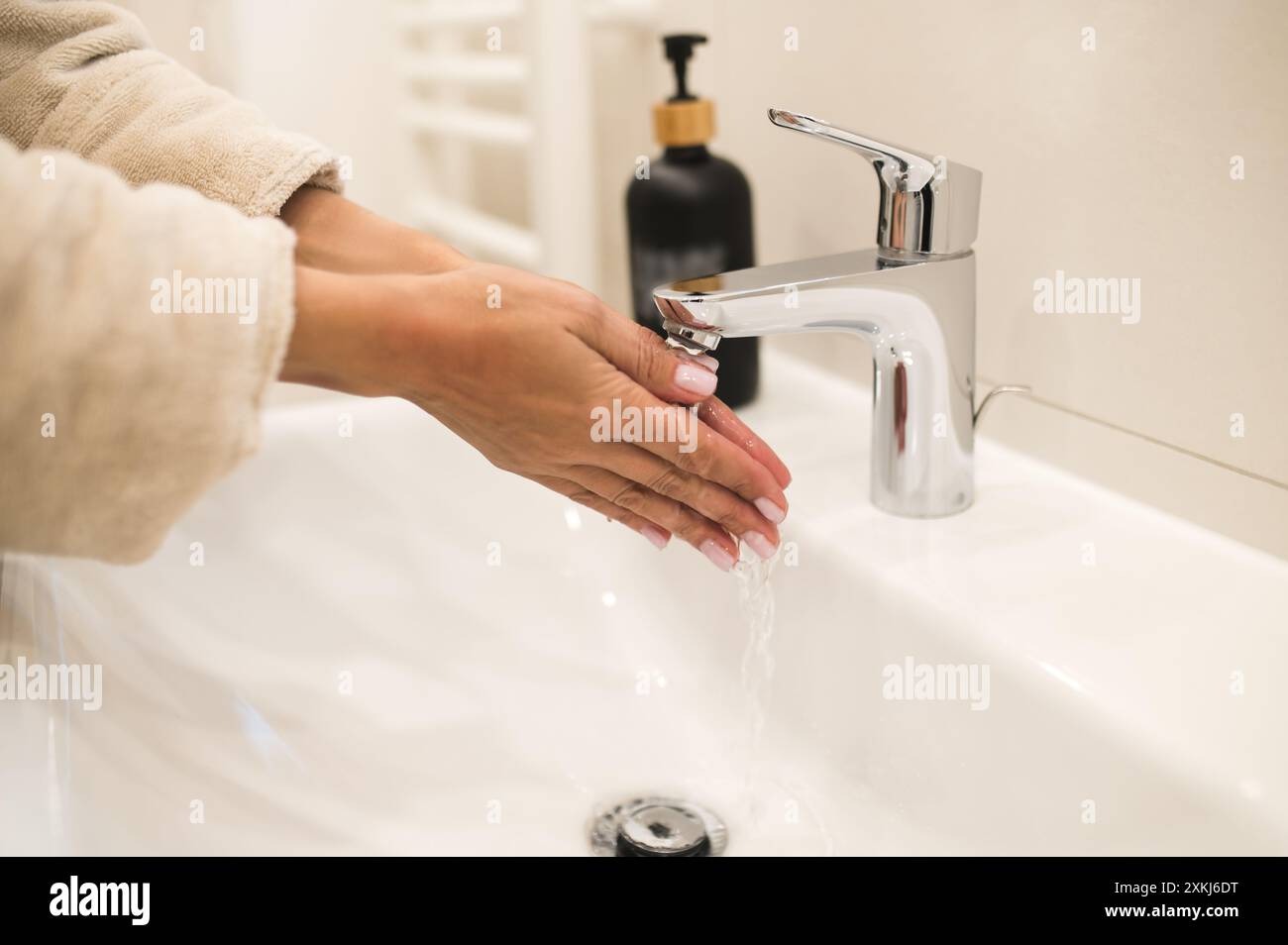Close up picture on female hands being washed Stock Photo - Alamy