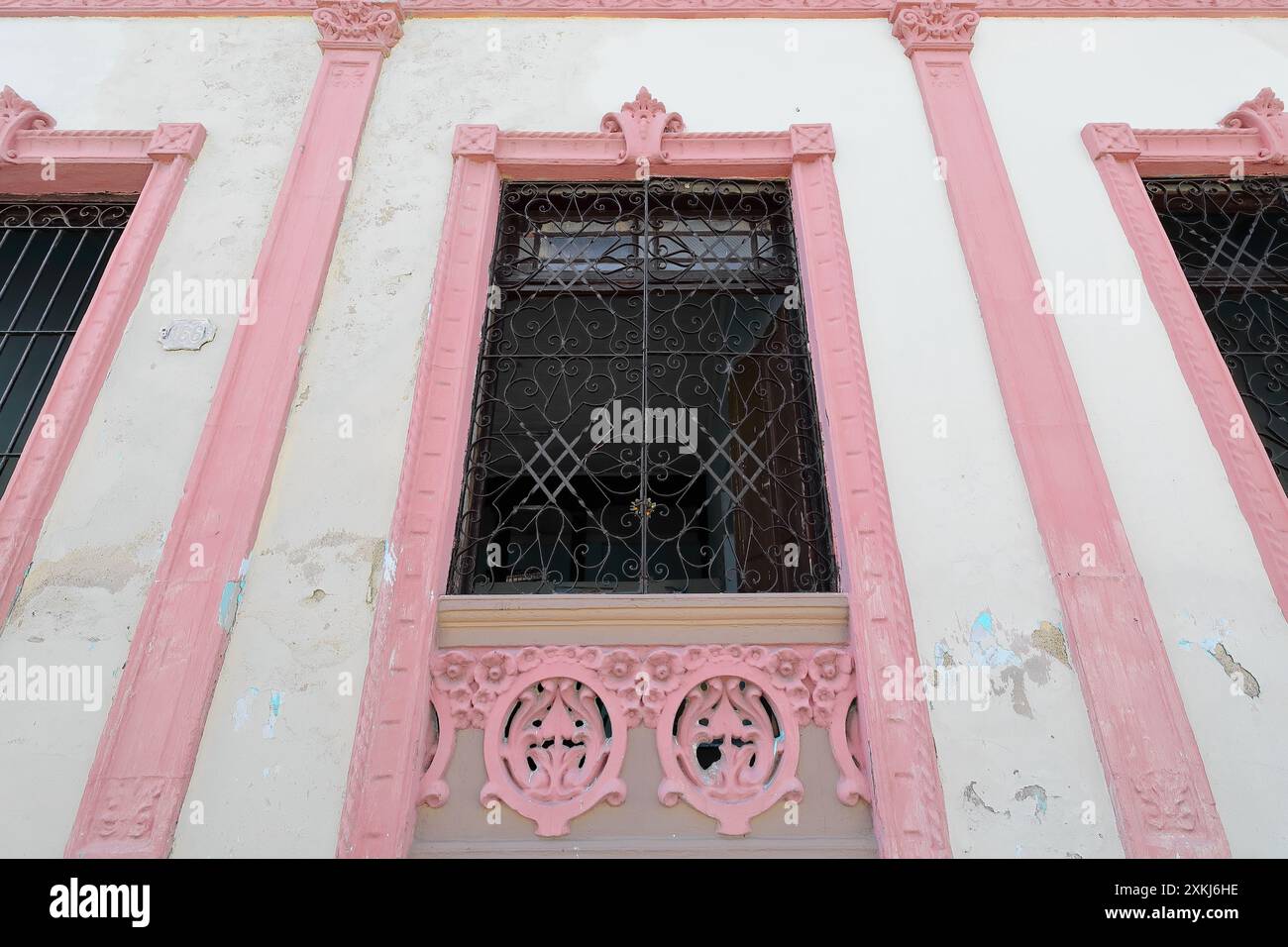 538 One-storey, Eclectic style house with chipped white facade and pink ...