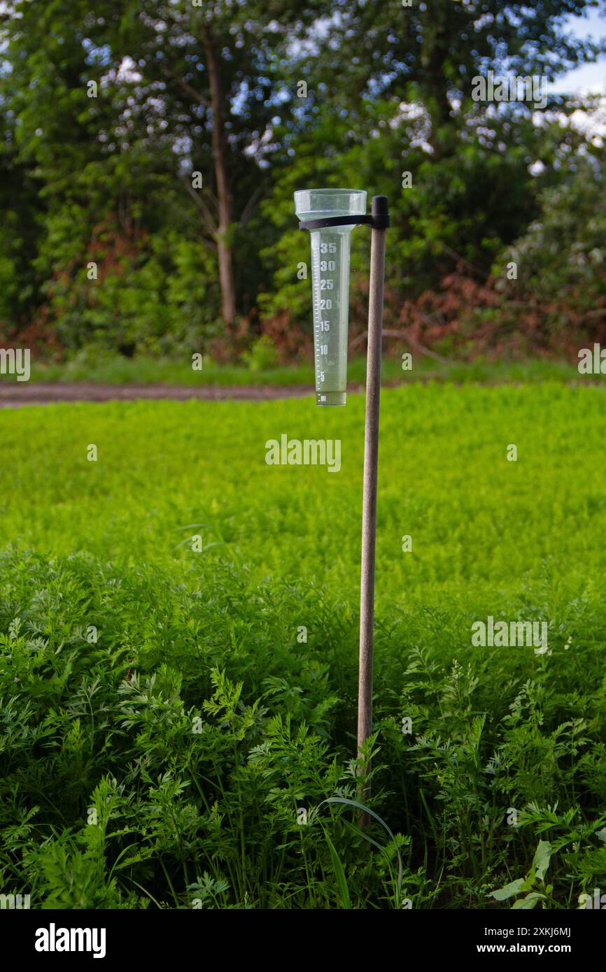 Rain gauge weather measurement hi-res stock photography and images - Alamy