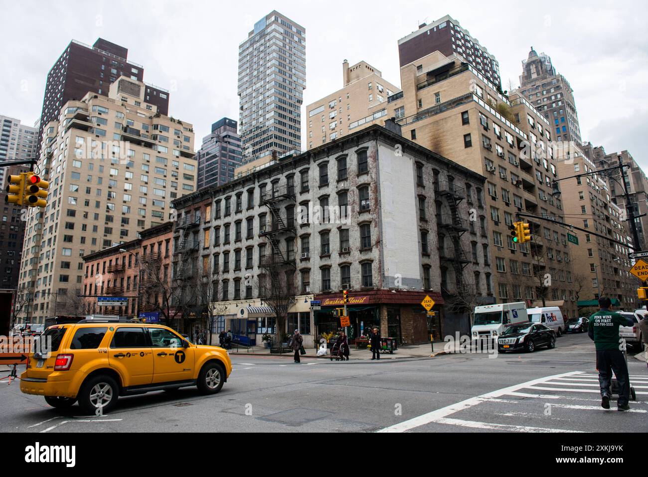 Buildings of Manhattan Apartment Building on intersection of 1st Ave ...