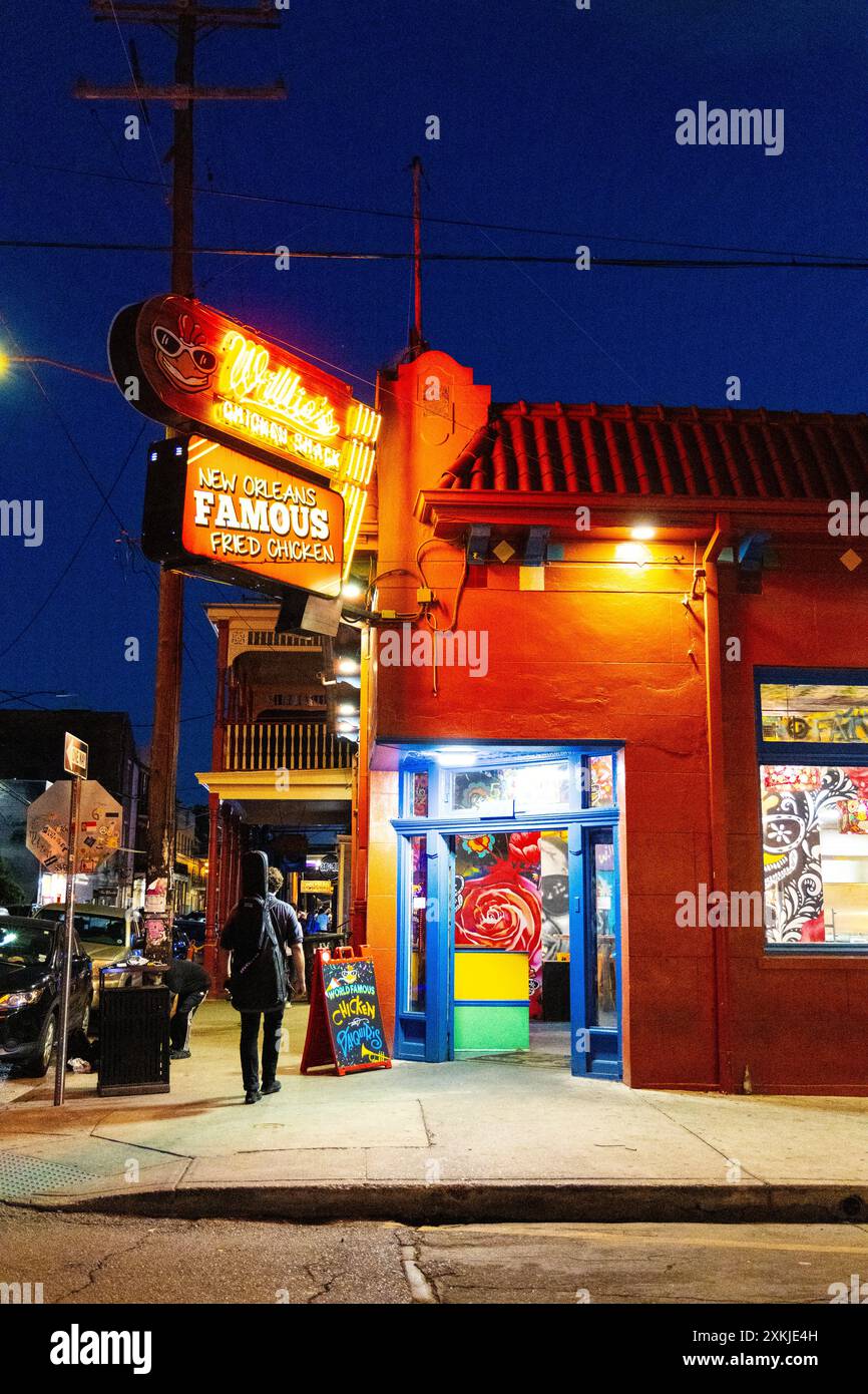 Chicken on the street hi-res stock photography and images - Alamy