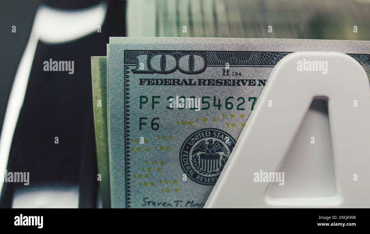 Counting money 100 dollar close hi-res stock photography and images - Alamy