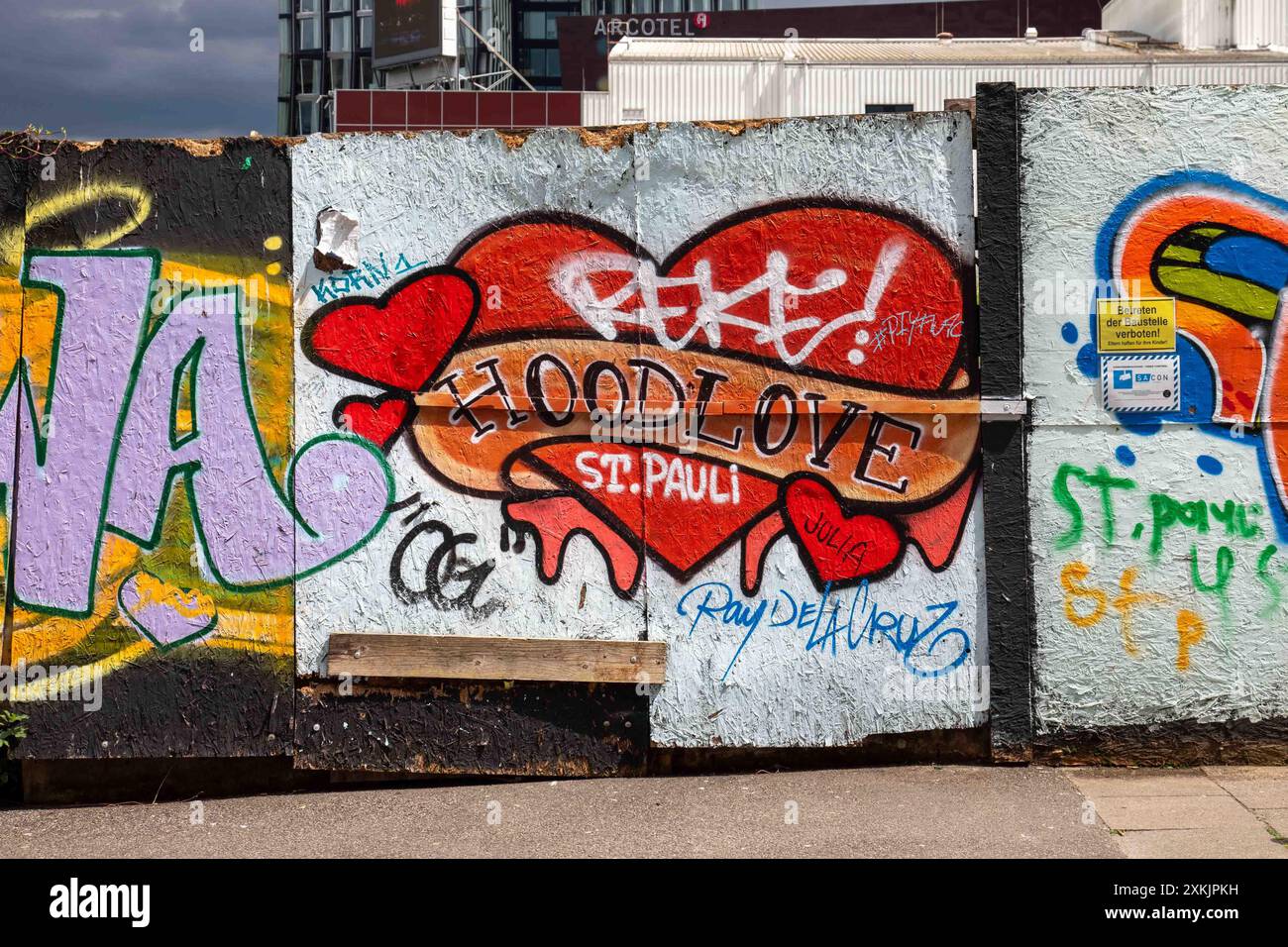 HoodLove St. Pauli street art graffiti by artist Ray de la Cruz on ...
