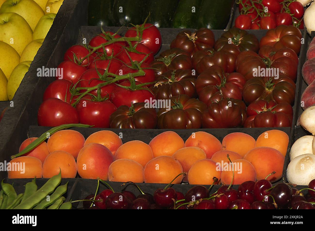 Colorful and appealing image of a fresh fruit and vegetable market ...
