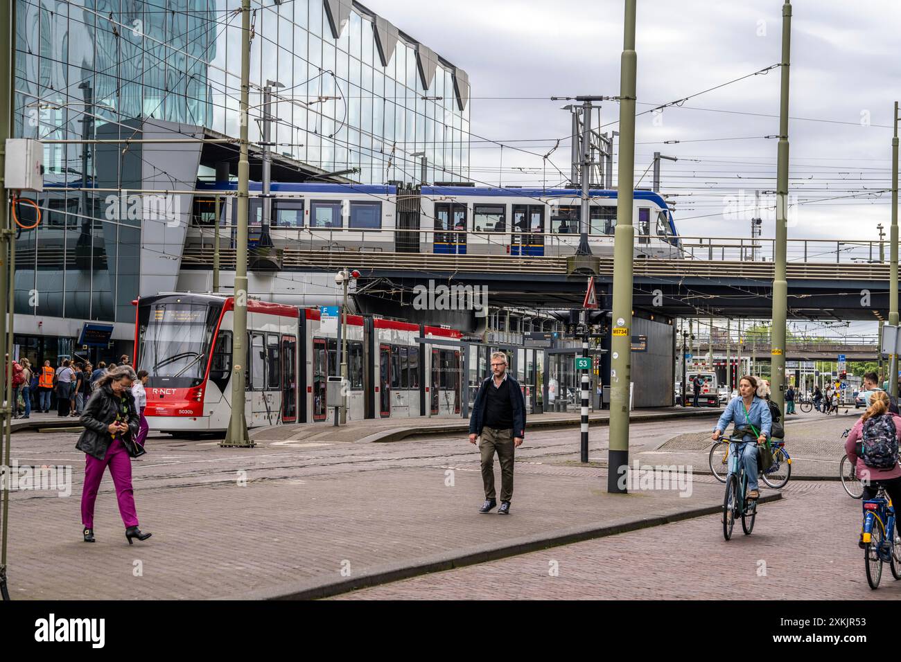 Public transport connections to The Hague Central Station, Centraal ...