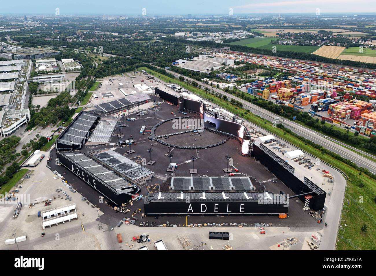Der Aufbau der riesigen Open Air Arena fuer die Europa Konzerte von Adele im August auf dem ...