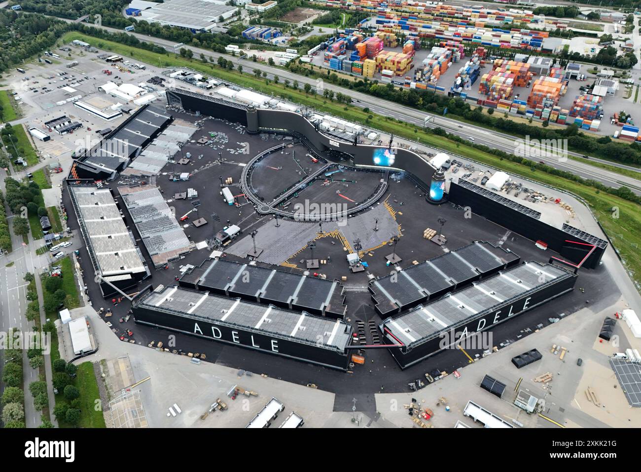 Der Aufbau der riesigen Open Air Arena fuer die Europa Konzerte von Adele im August auf dem ...