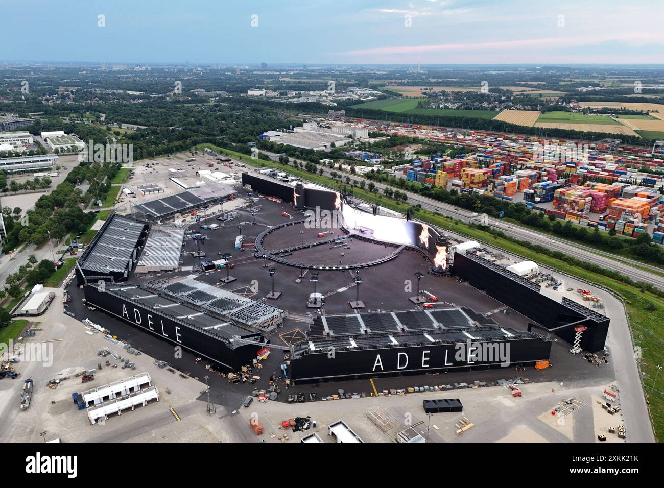 Der Aufbau der riesigen Open Air Arena fuer die Europa Konzerte von Adele im August auf dem ...