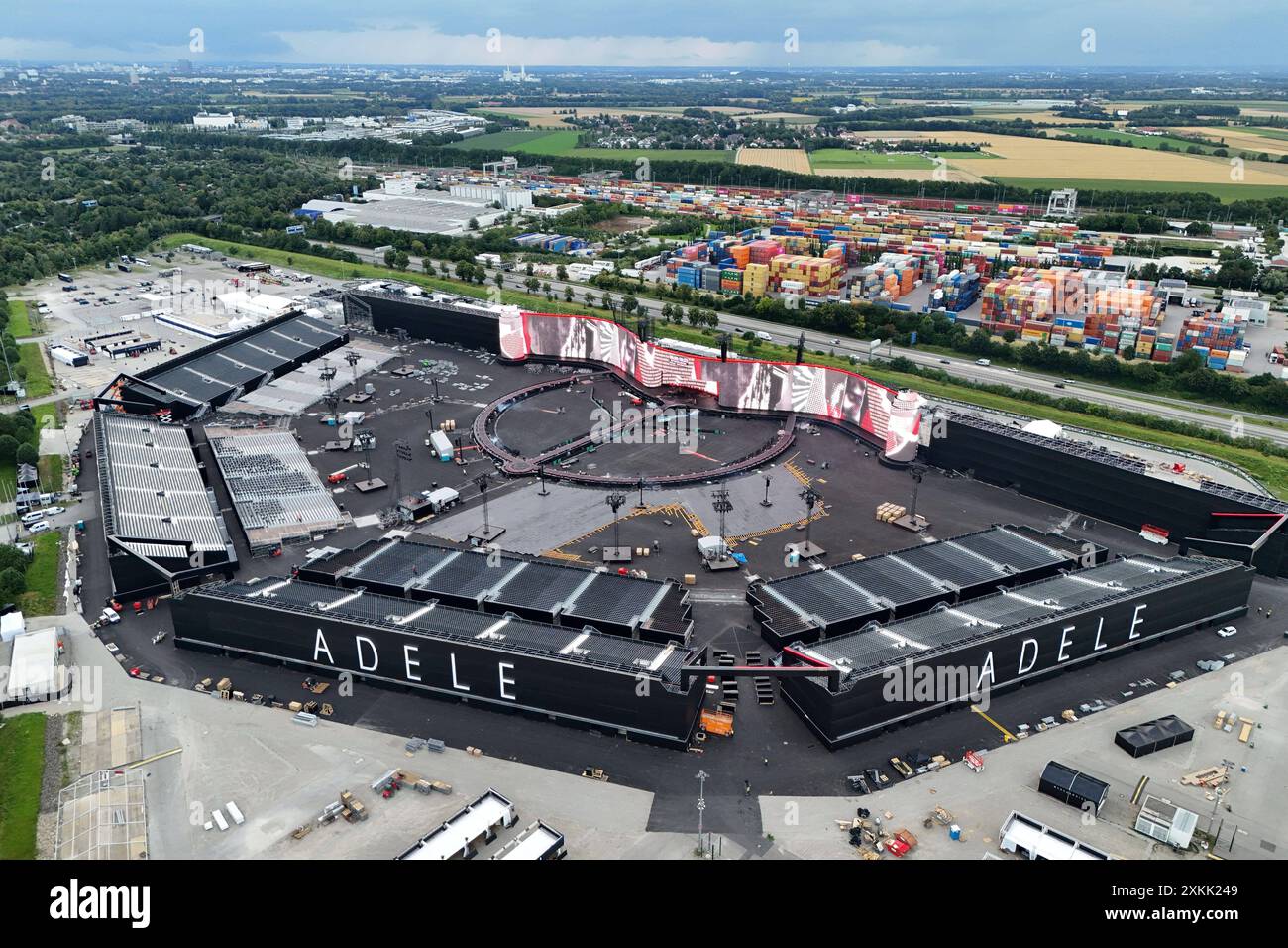 Der Aufbau der riesigen Open Air Arena fuer die Europa Konzerte von Adele im August auf dem ...