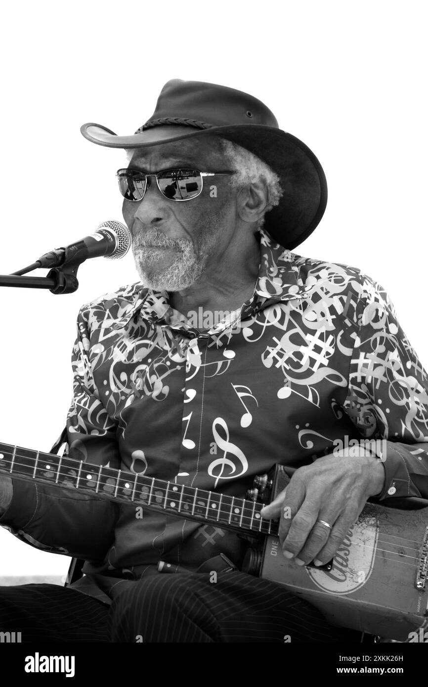 Gas can guitar hi-res stock photography and images - Alamy