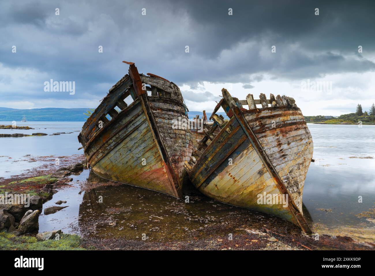 Wrecked boats hi-res stock photography and images - Alamy