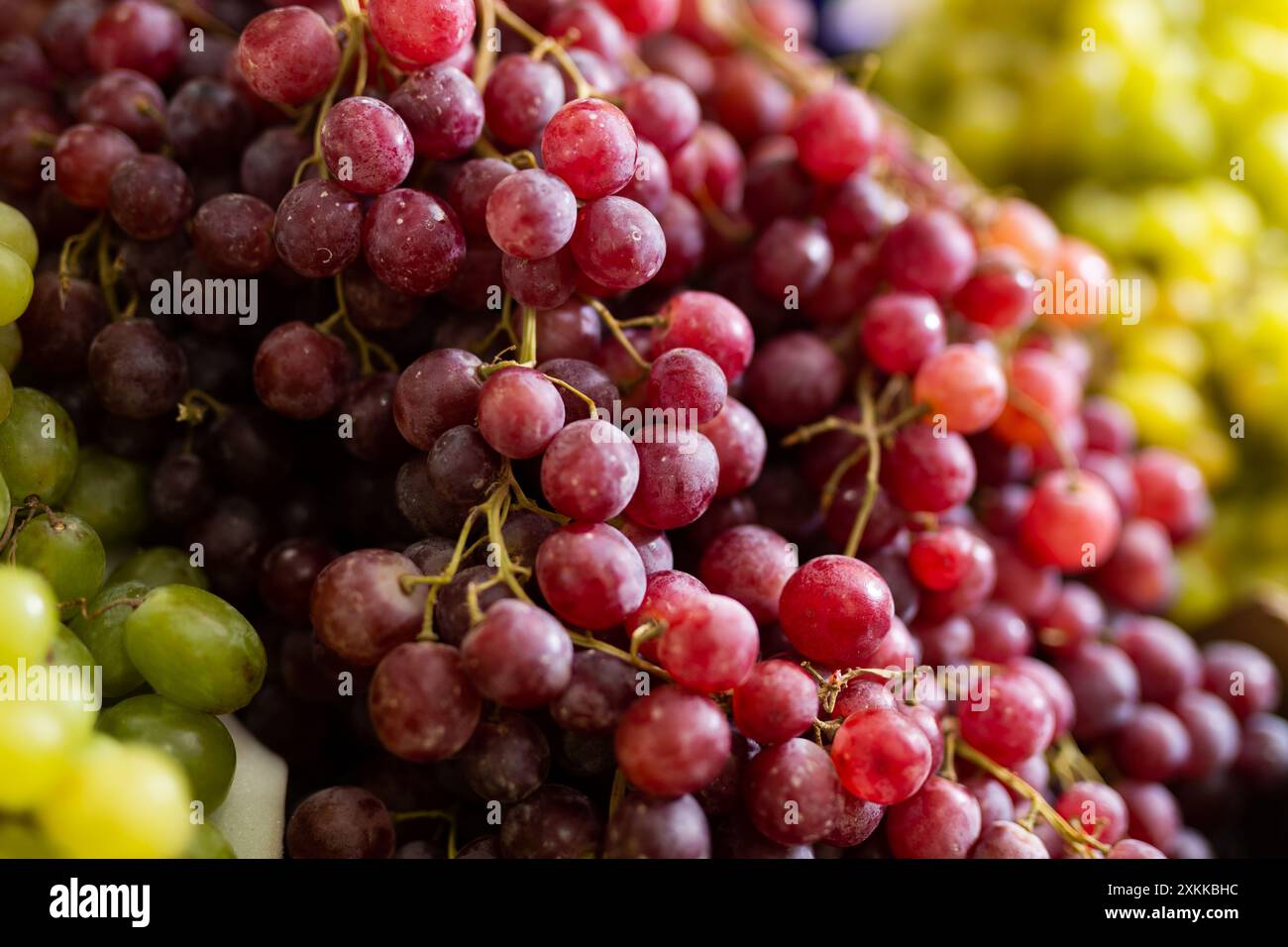 Red grapes put on counter in fruit and vegetable market Stock Photo - Alamy