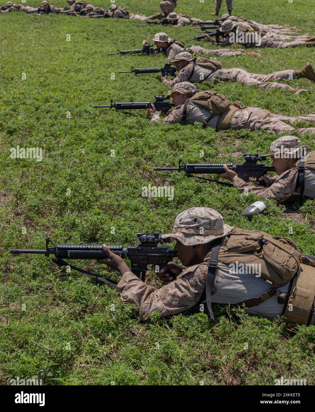 Recruits with Golf Company 2nd Recruit Training Battalion, practice ...