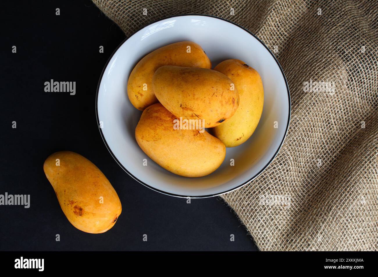 Bowl of mangoes on dark background Stock Photo - Alamy