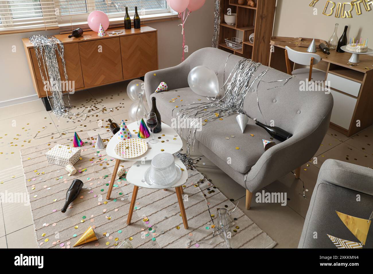 Scattered tables hi-res stock photography and images - Alamy