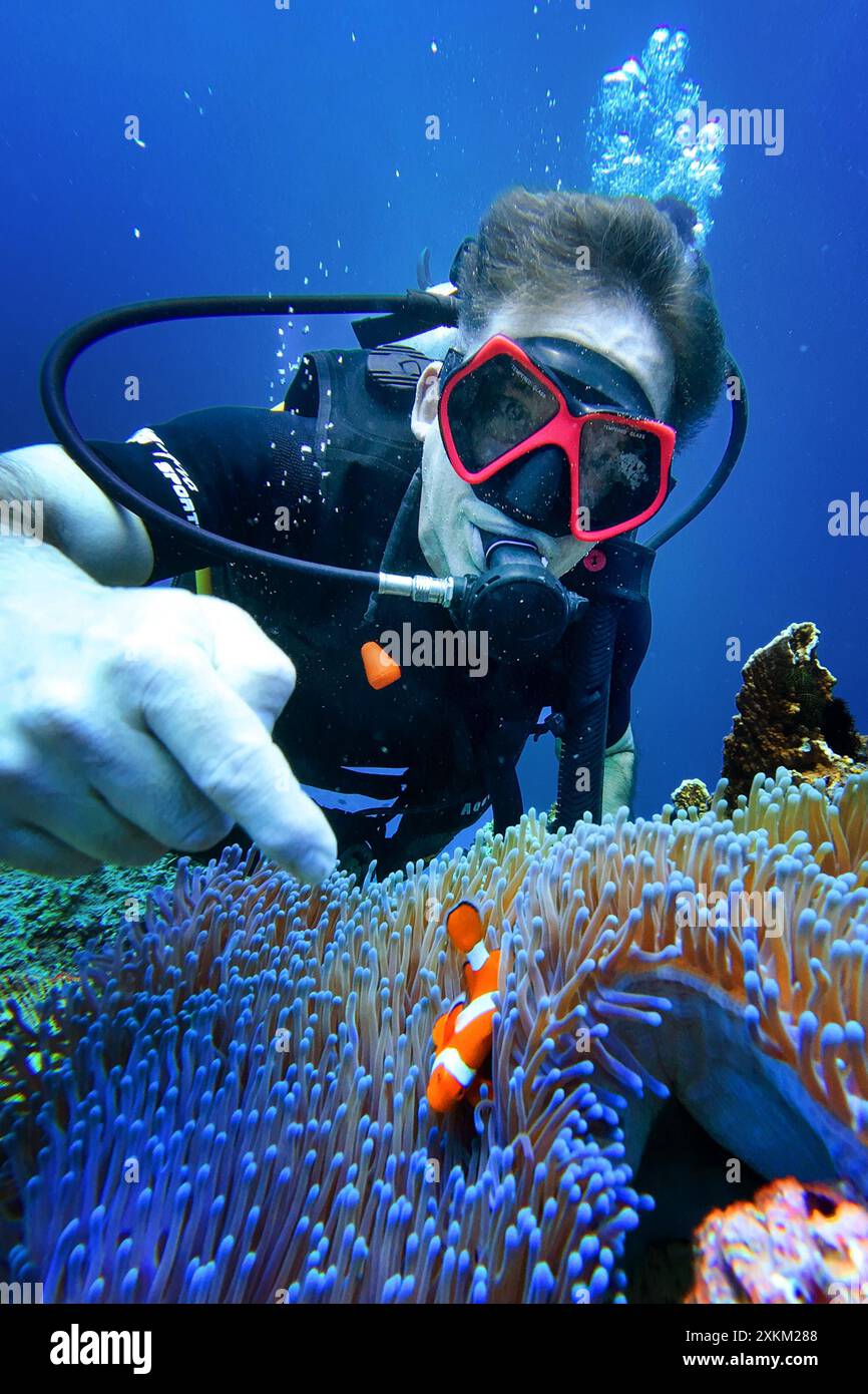 04.11.2023, Indonesia, Lombok, Gili Trawangan - Man points to a ...