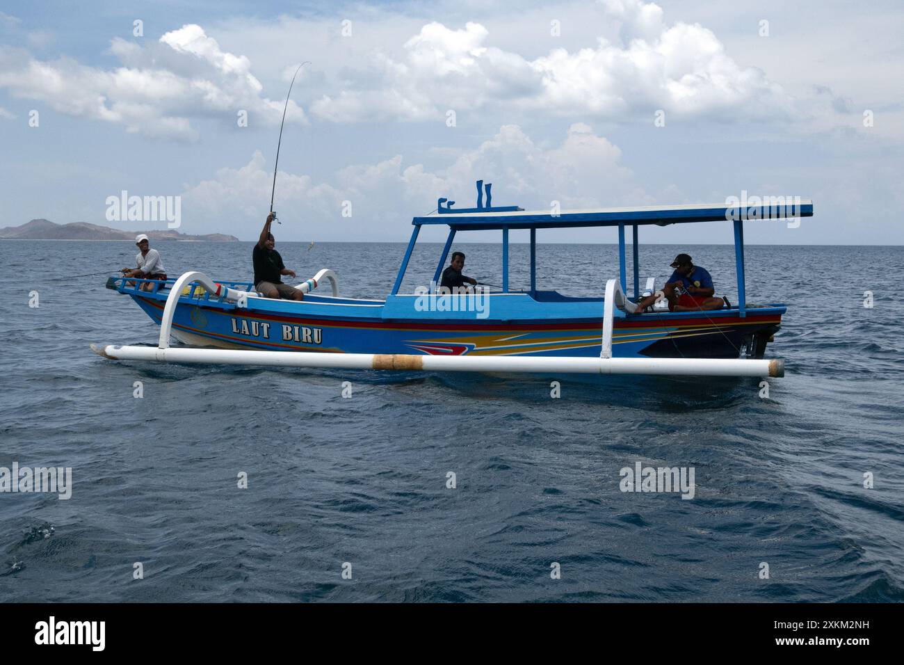 Traditional indonesian fishing boat hi-res stock photography and images ...
