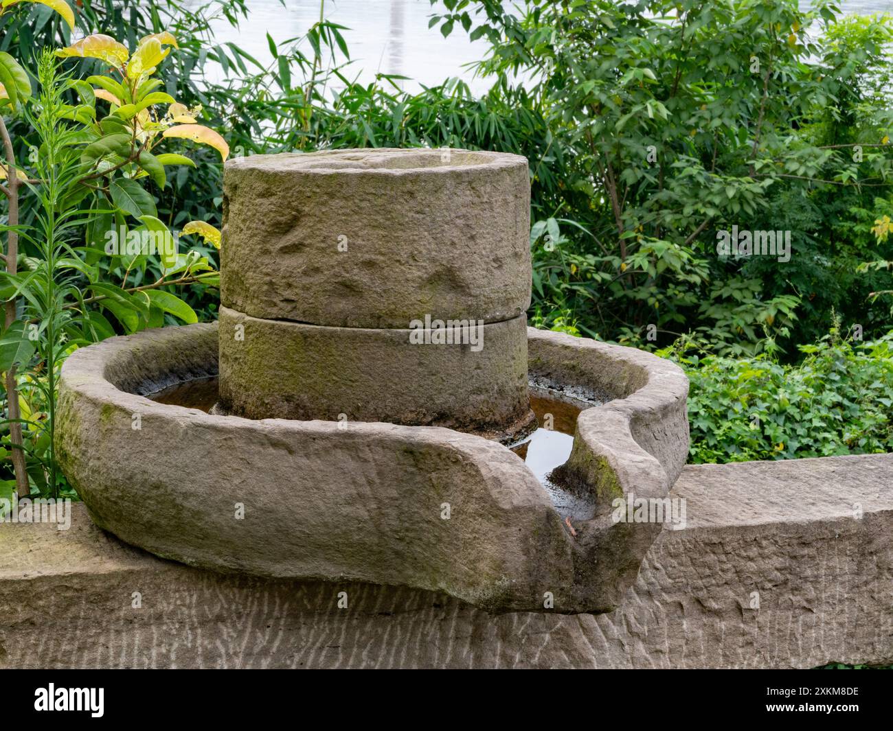 Ancient Chinese stone hand grain mill Stock Photo - Alamy