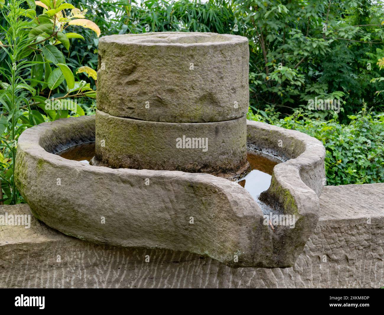Ancient Chinese stone hand grain mill Stock Photo - Alamy