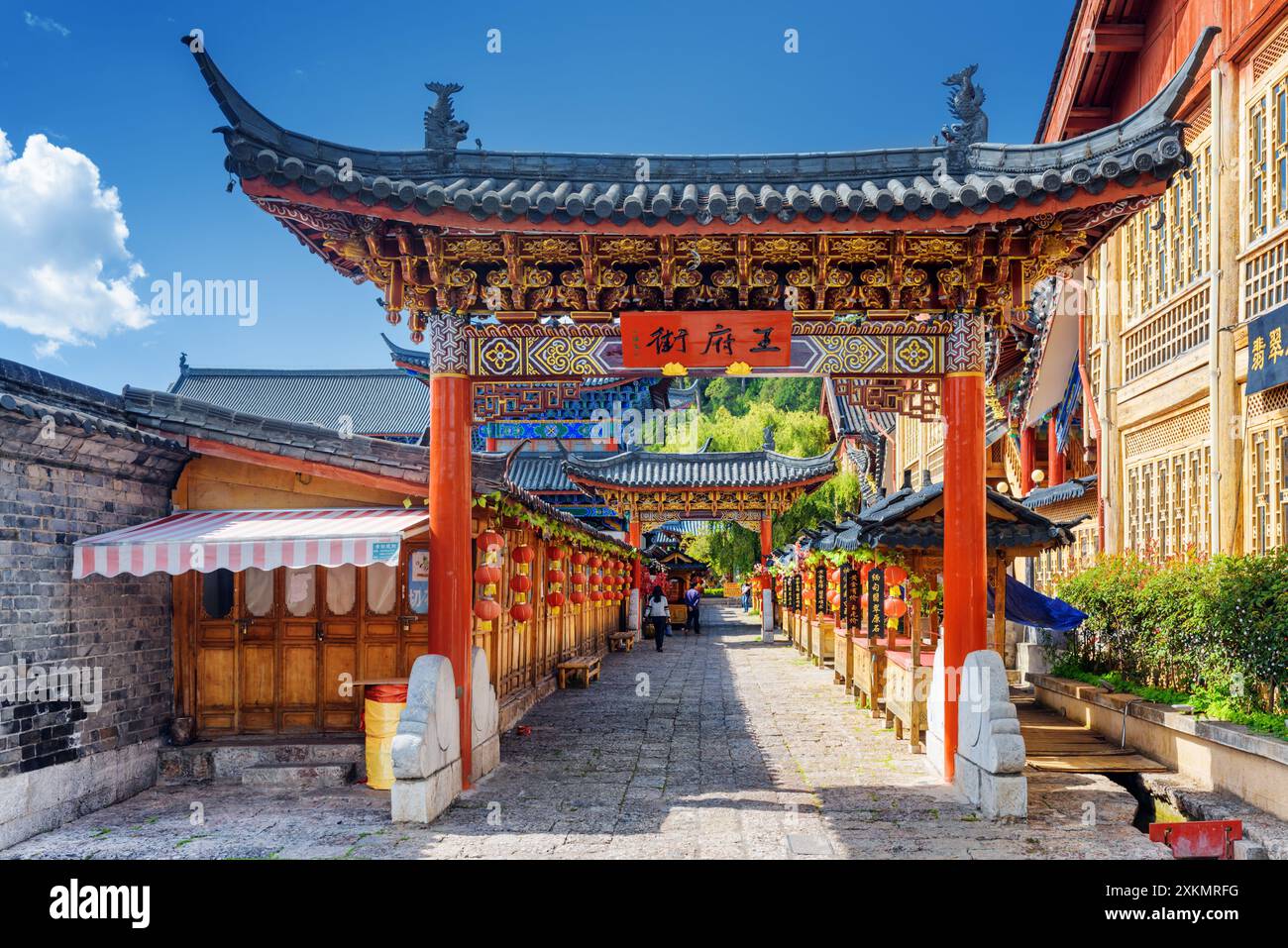 Traditional Chinese wooden gate, the Old Town of Lijiang, China Stock ...