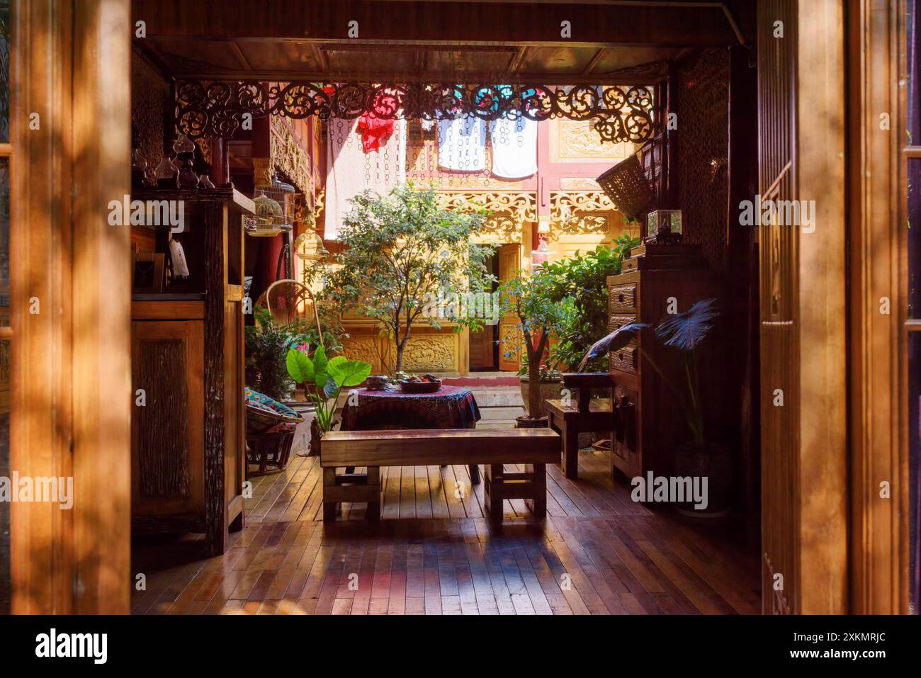 Traditional chinese courtyard house hi-res stock photography and images ...