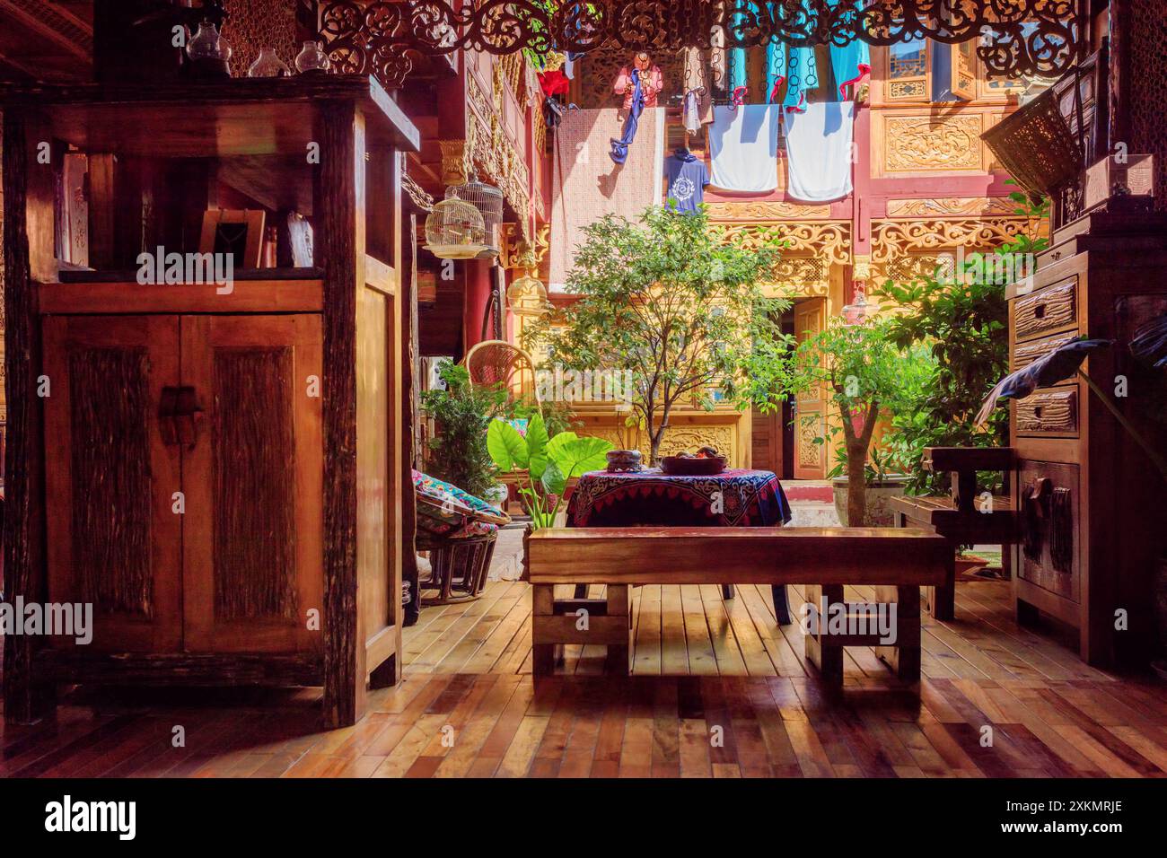 Traditional chinese courtyard house hi-res stock photography and images ...