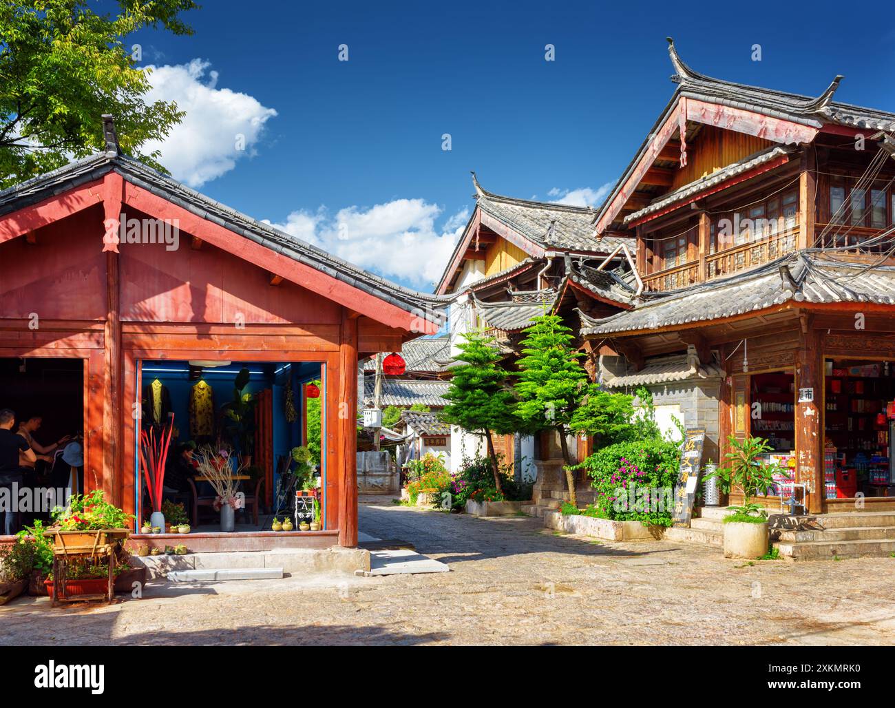Chinese ancient temple in lijiang hi-res stock photography and images ...