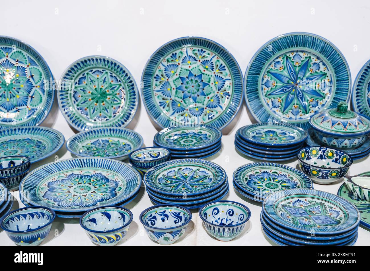 traditional Arabic Uzbek ceramic plate with hand-painted Islamic ...