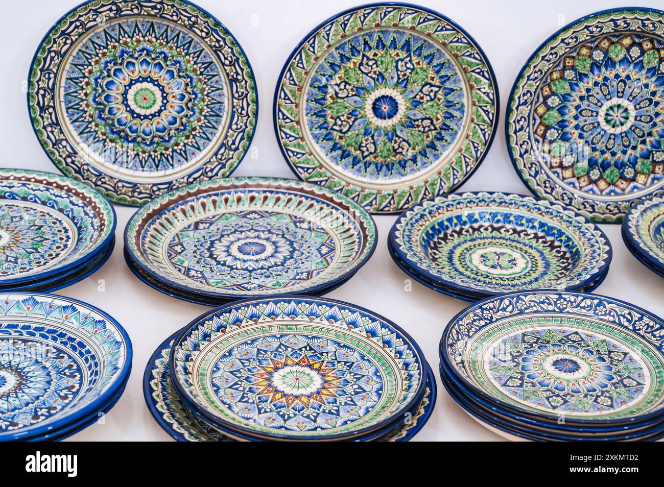 Arabic Uzbek ceramic plate with hand-painted Islamic arabesque pattern ...