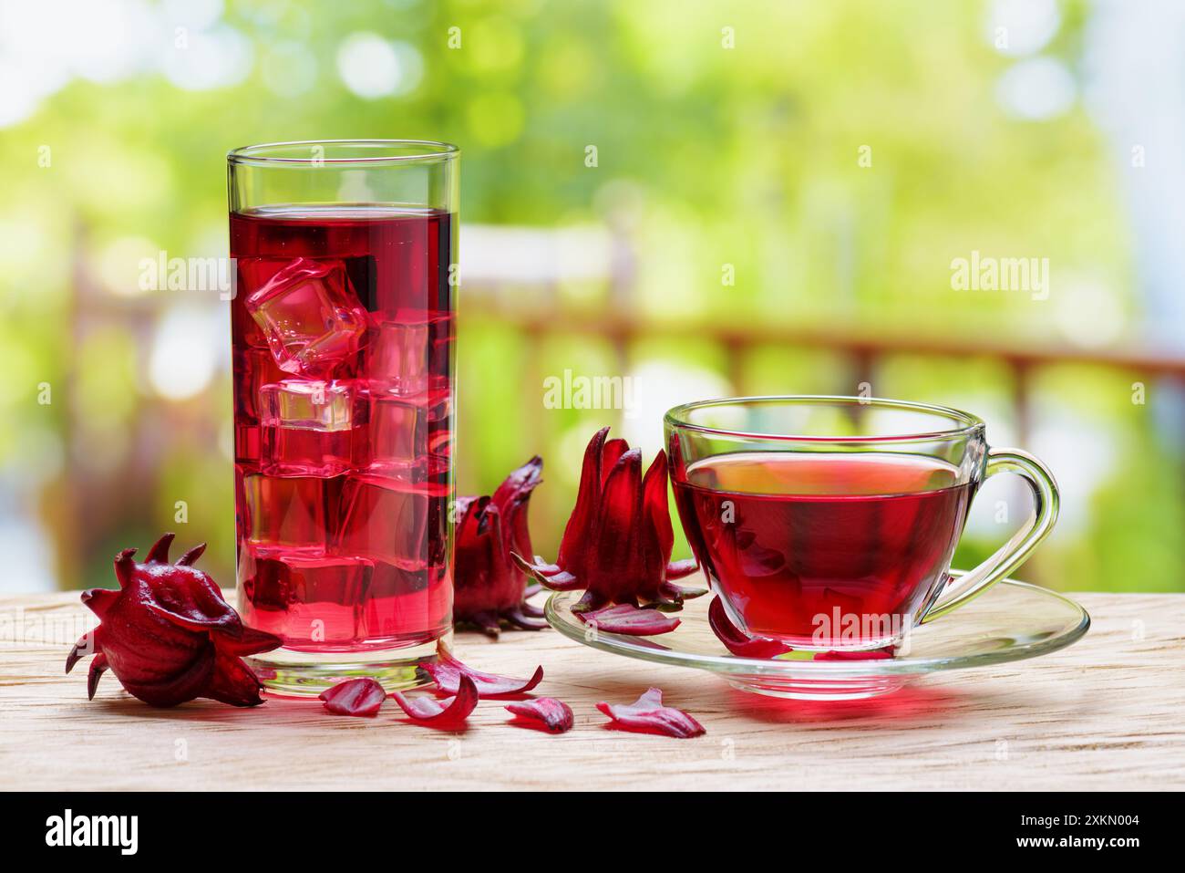 Cup of magenta hot hibiscus tea and the same cold drink Stock Photo - Alamy