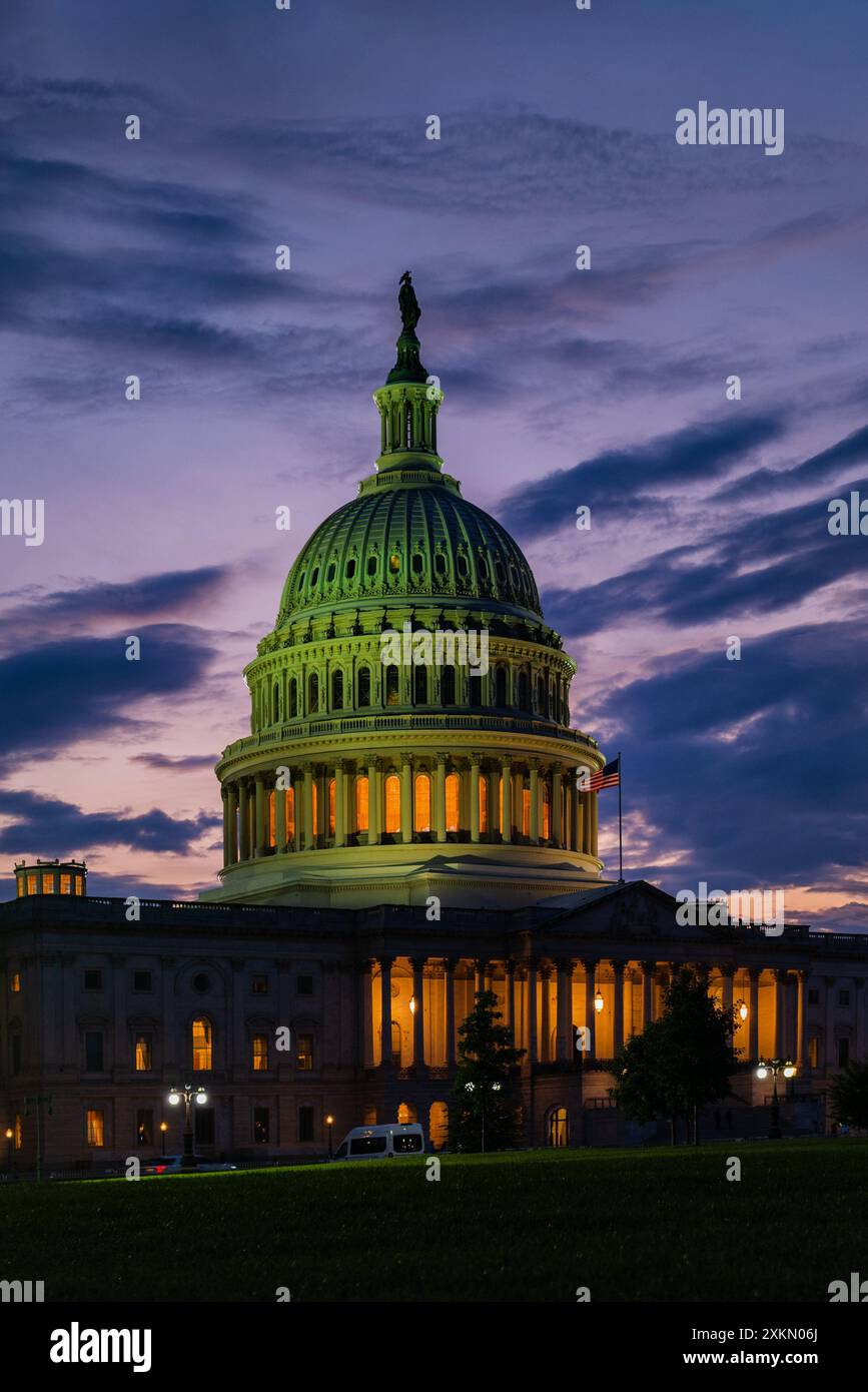 Capitol building. United States Capitol Building at night, Capitol Hill ...