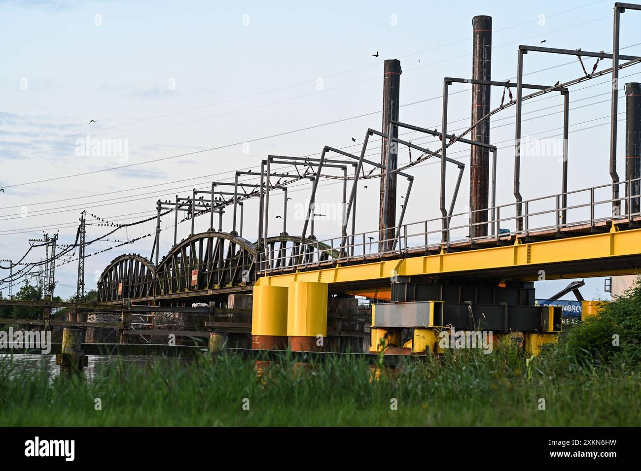 Elsfleth, Germany. 24th July, 2024. The damaged railroad bridge over ...