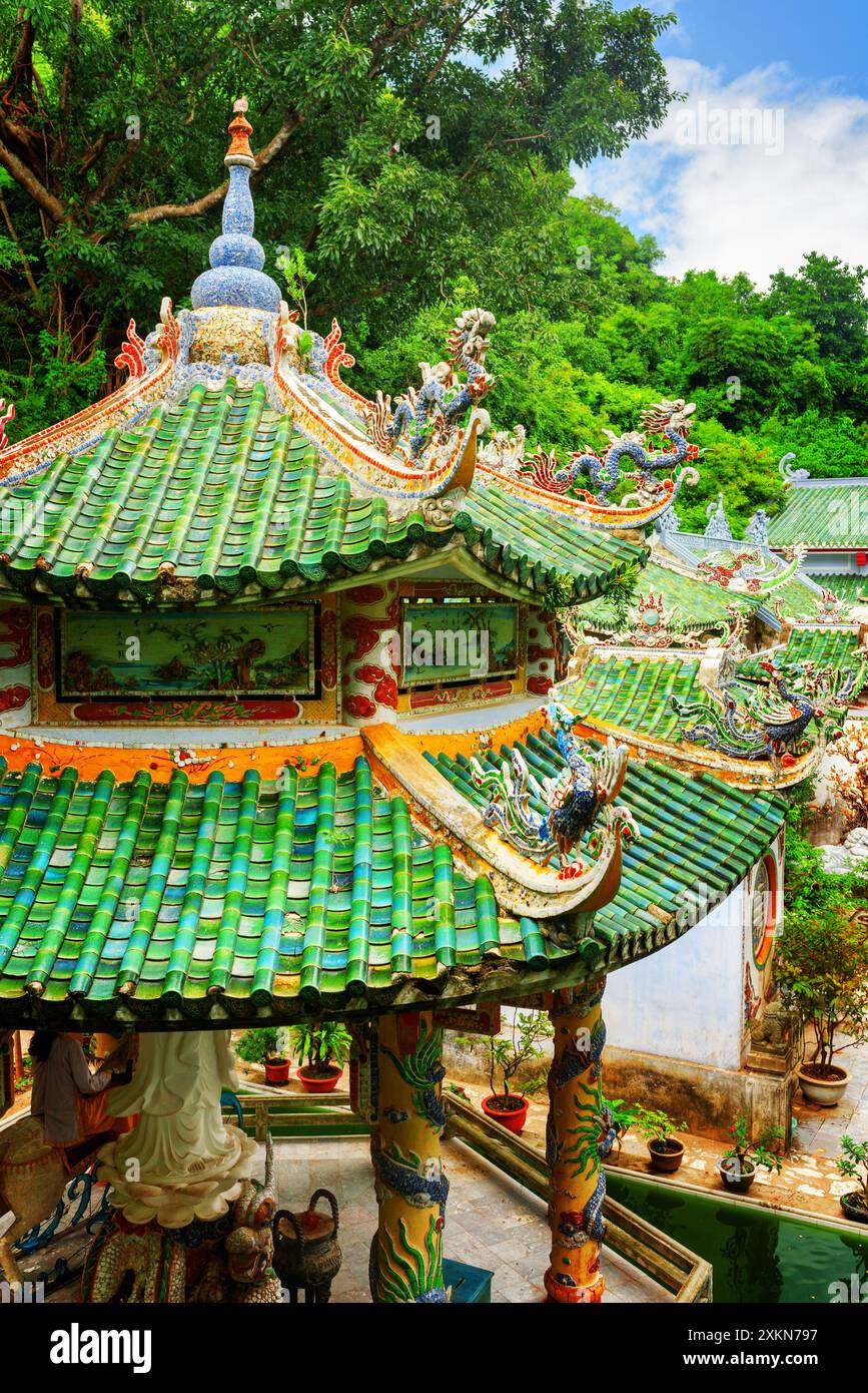 Scenic tile roofs with mosaic sculptures at the Linh Ung Pagoda Stock ...