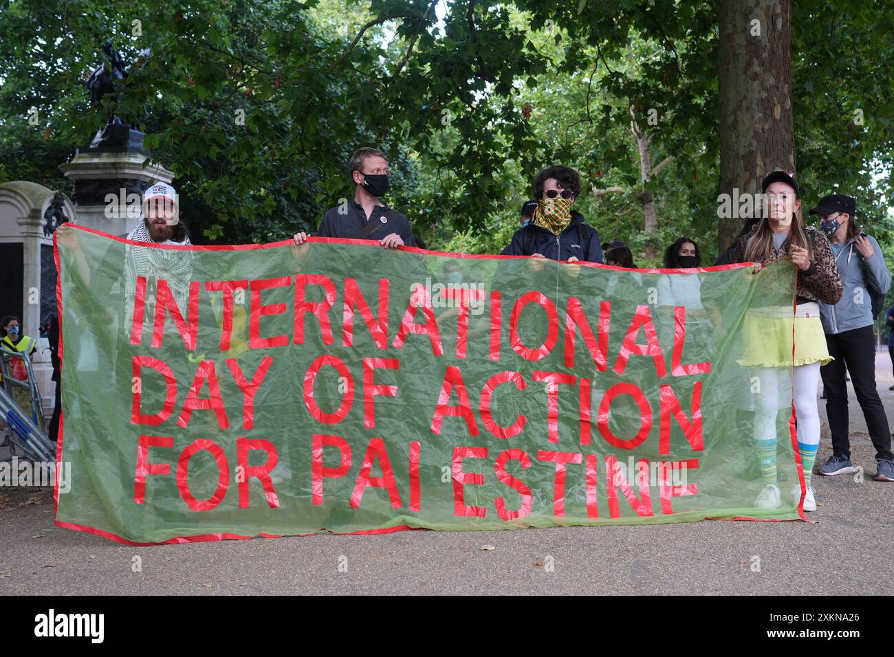 Workers and trade unionists from Workers for a Free Palestine blockade ...