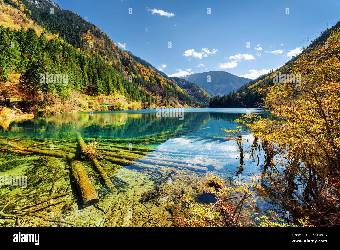 Blue water arrow lake hi-res stock photography and images - Alamy