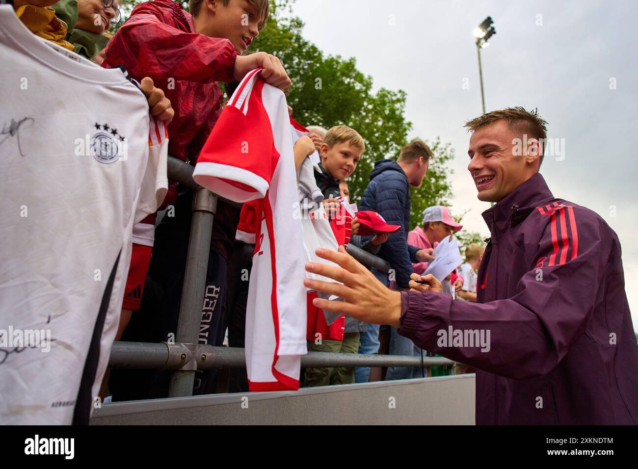 Gabriel Vidovic, FCB 32 with fans at the FC BAYERN MÜNCHEN Training ...