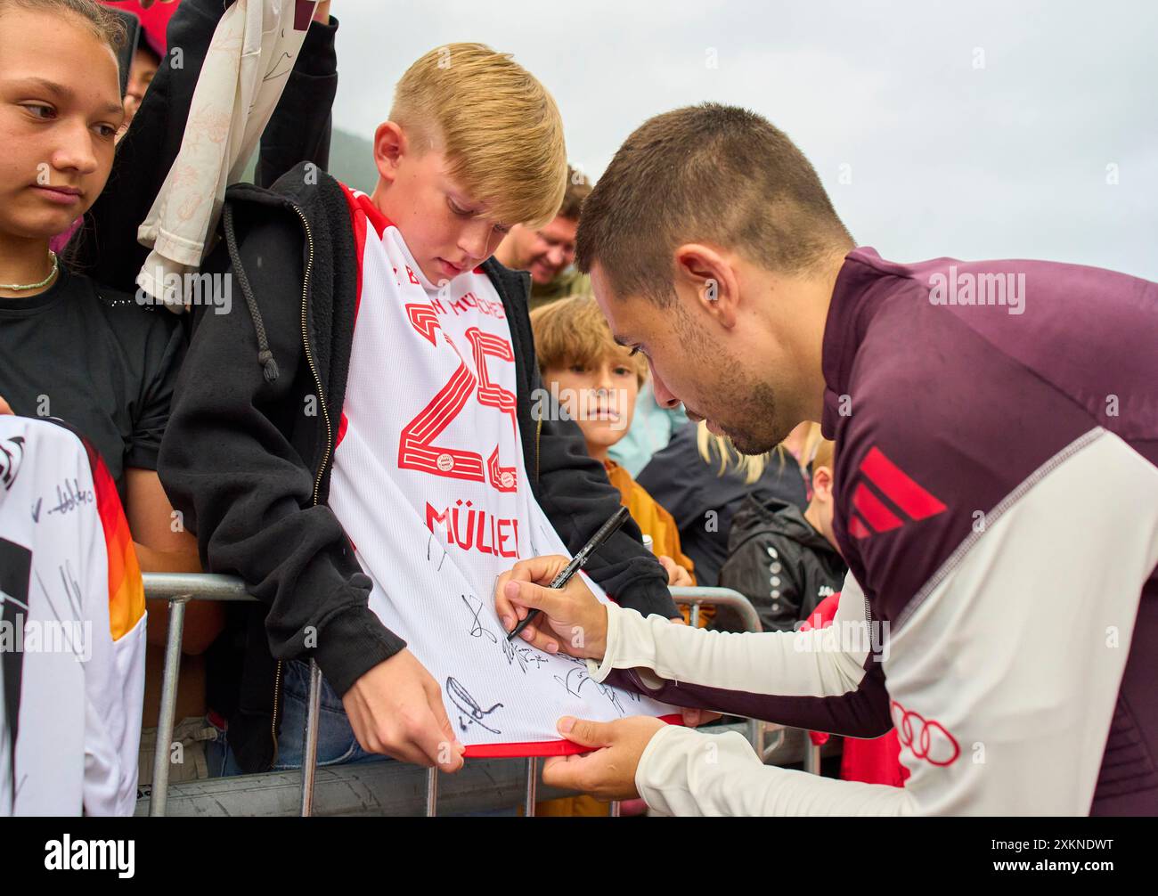 Raphael Guerreiro, FCB 22 with fans at the FC BAYERN MÜNCHEN Training ...