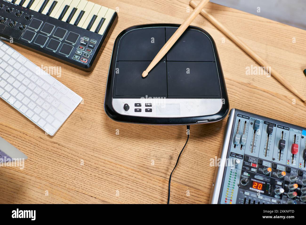 Music studio instruments hi-res stock photography and images - Alamy